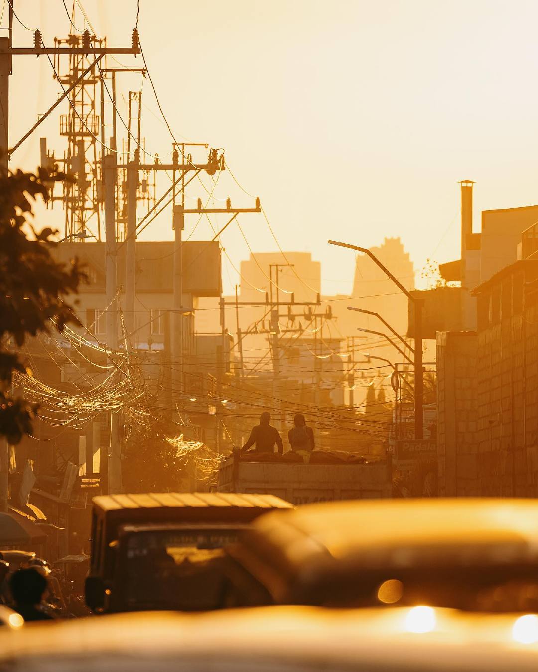 光与影的街头 | 摄影师Jilson Tiu__财经头条