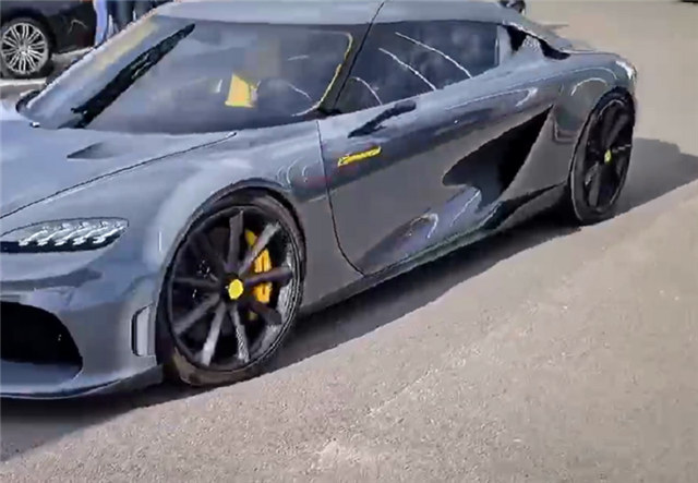 “4座”柯尼塞格交付，全球首台，配战斗灰漆，3缸1.9秒破百-新浪汽车