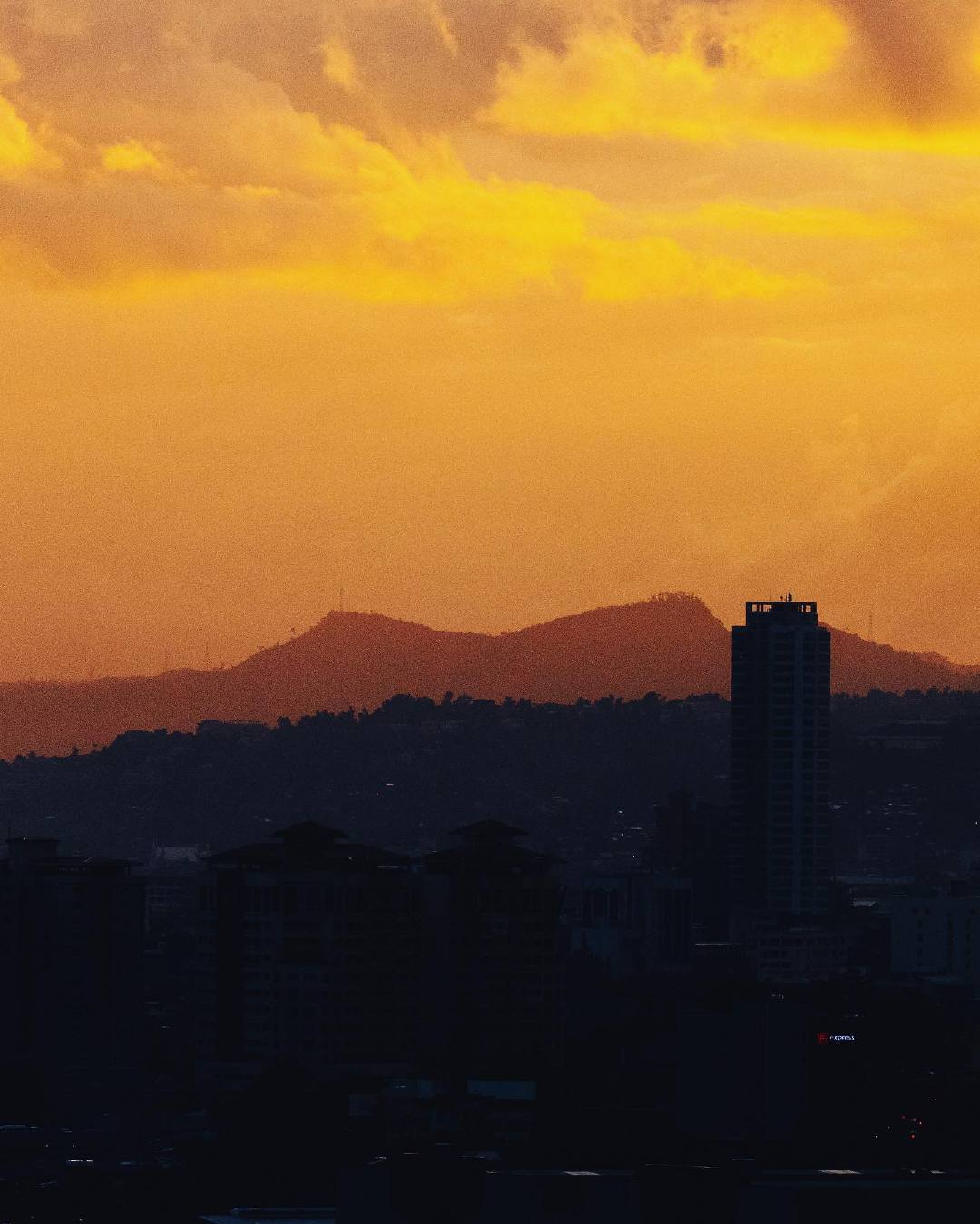 光与影的街头 | 摄影师Jilson Tiu__财经头条