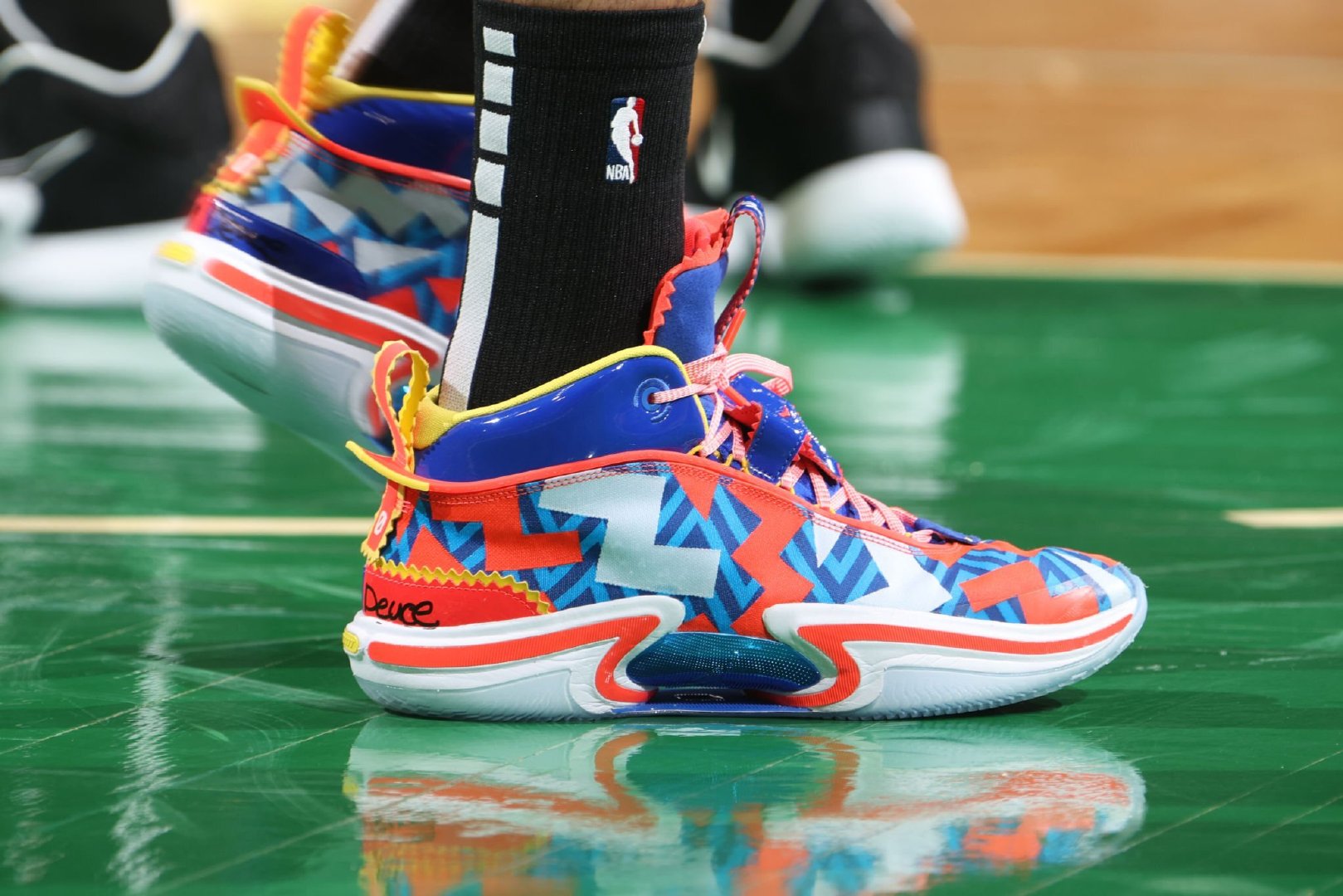 Jayson Tatum 今天完成绝杀上脚的是Ruffles x Air Jordan 36……__财经头条