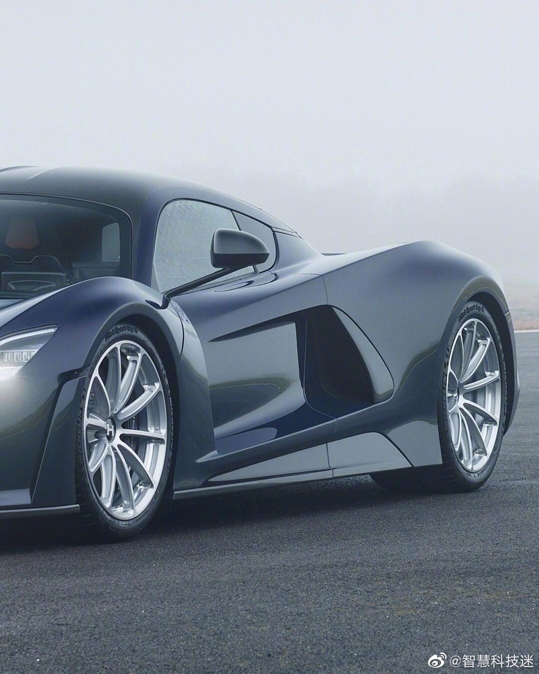 2021款轩尼诗毒液F5官方图，来自是美国著名的改装厂轩尼诗。6.6升