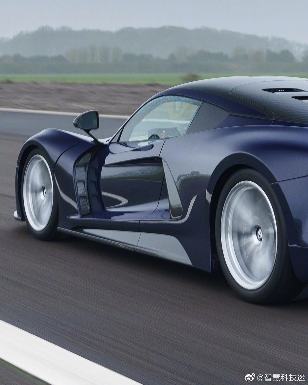 2021款轩尼诗毒液F5官方图，来自是美国著名的改装厂轩尼诗。6.6升