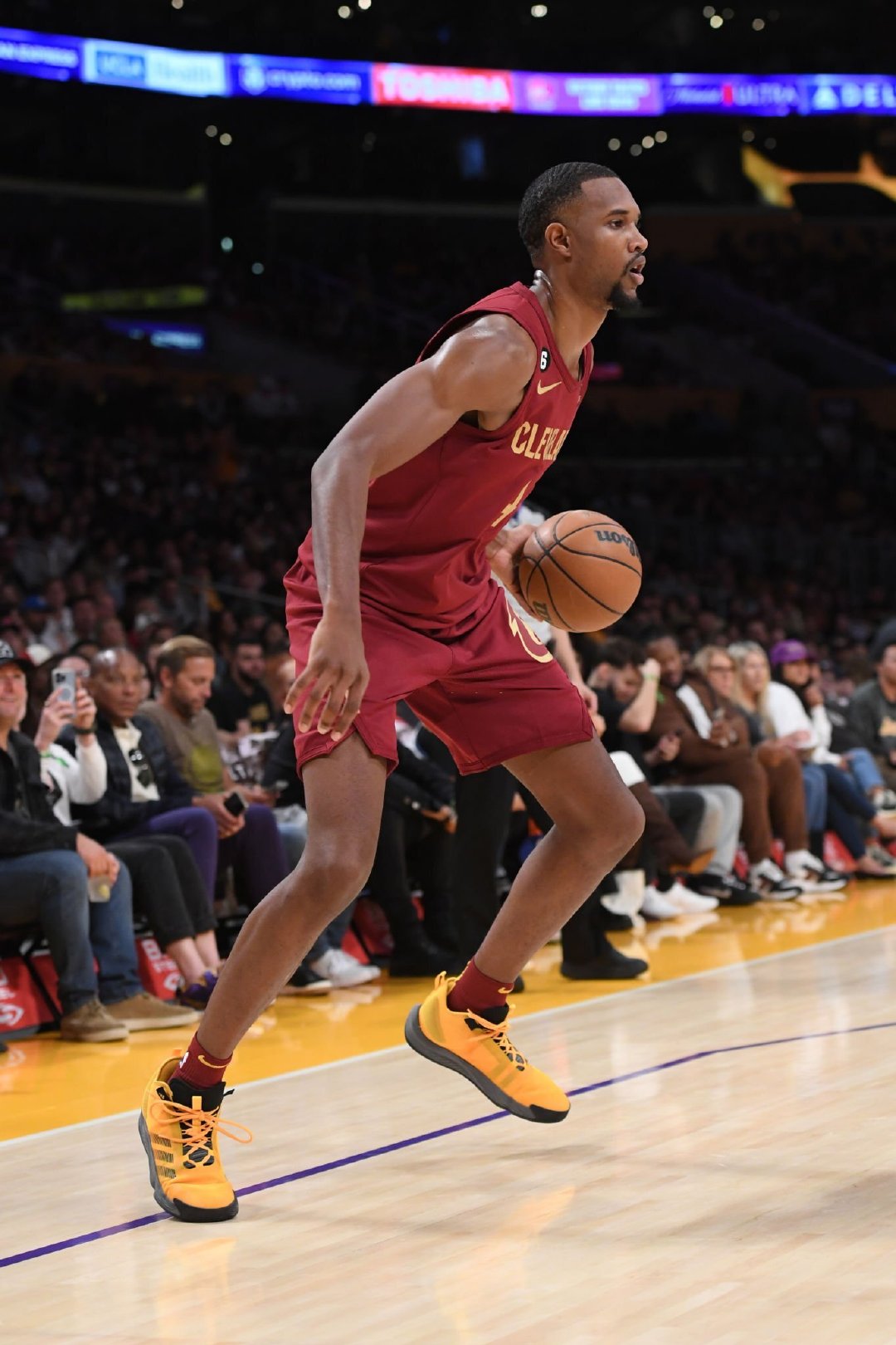 Evan Mobley 应该是本赛季唯一一位穿着adidas adizero……__财经头条