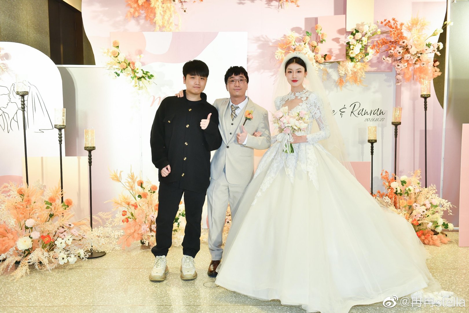 RNG教练Tabe和妻子冉冉的新婚照来啦……__财经头条