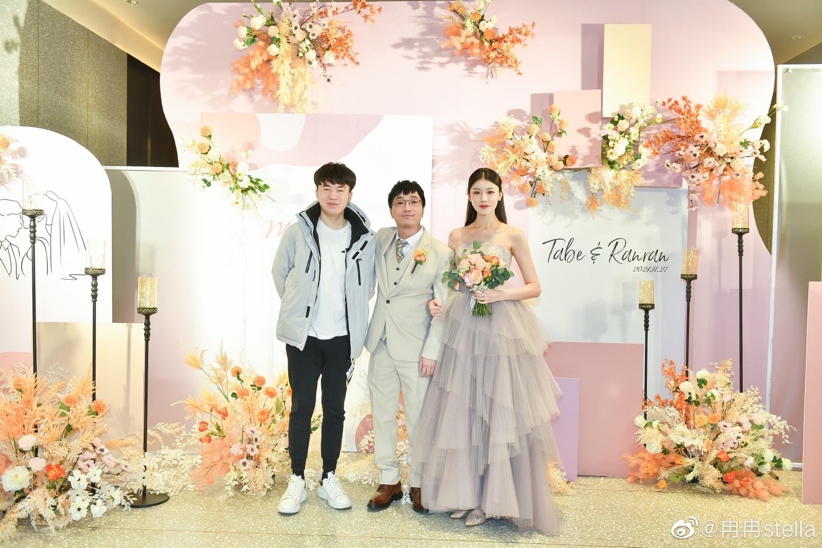 RNG教练Tabe和妻子冉冉的新婚照来啦……__财经头条