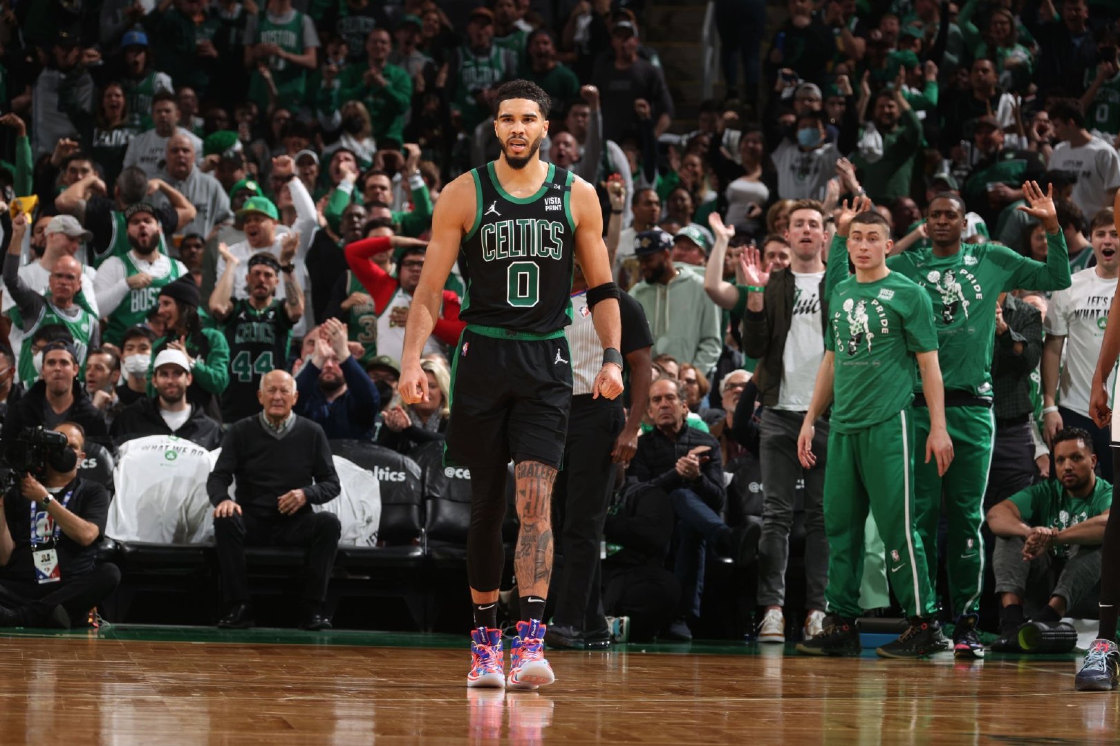 Jayson Tatum 今天完成绝杀上脚的是Ruffles x Air Jordan 36……__财经头条