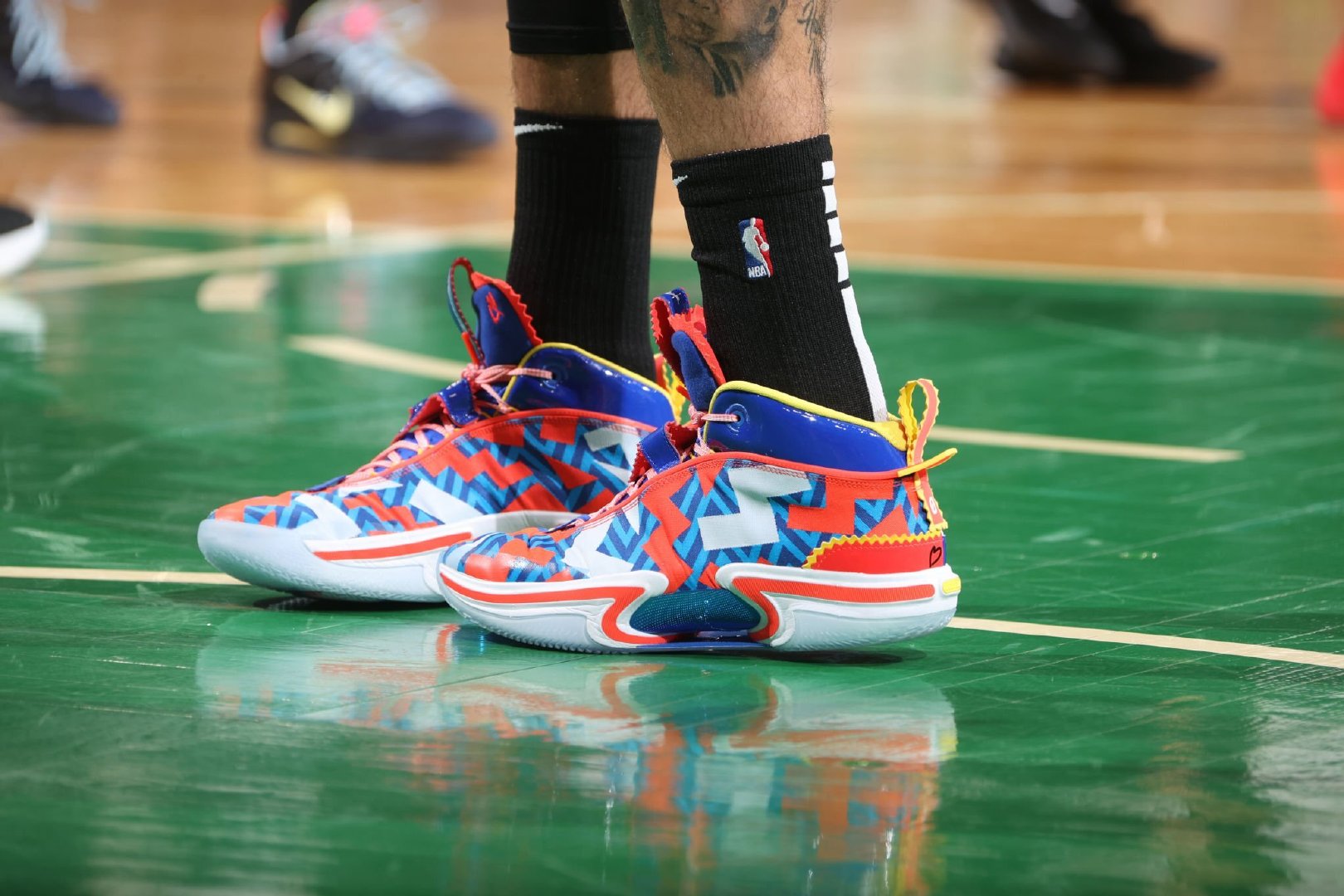Jayson Tatum 今天完成绝杀上脚的是Ruffles x Air Jordan 36……__财经头条