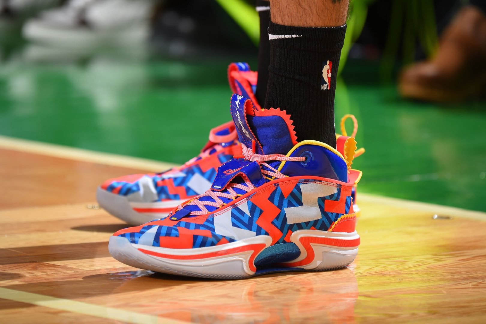 Jayson Tatum 今天完成绝杀上脚的是Ruffles x Air Jordan 36……__财经头条