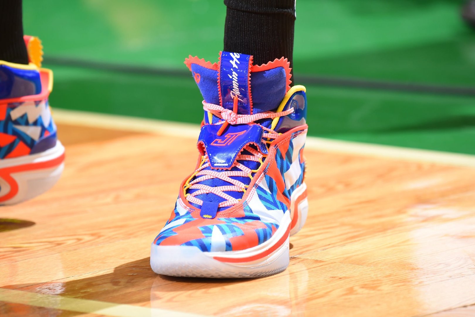 Jayson Tatum 今天完成绝杀上脚的是Ruffles x Air Jordan 36……__财经头条