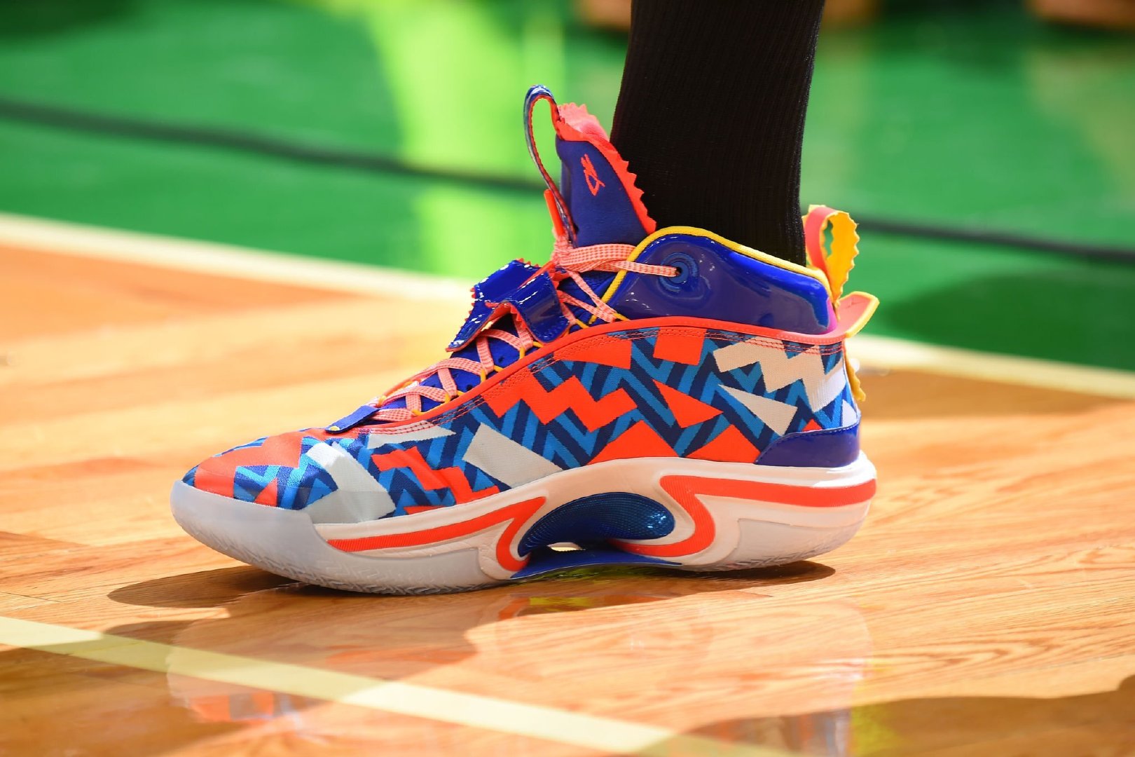 Jayson Tatum 今天完成绝杀上脚的是Ruffles x Air Jordan 36……__财经头条