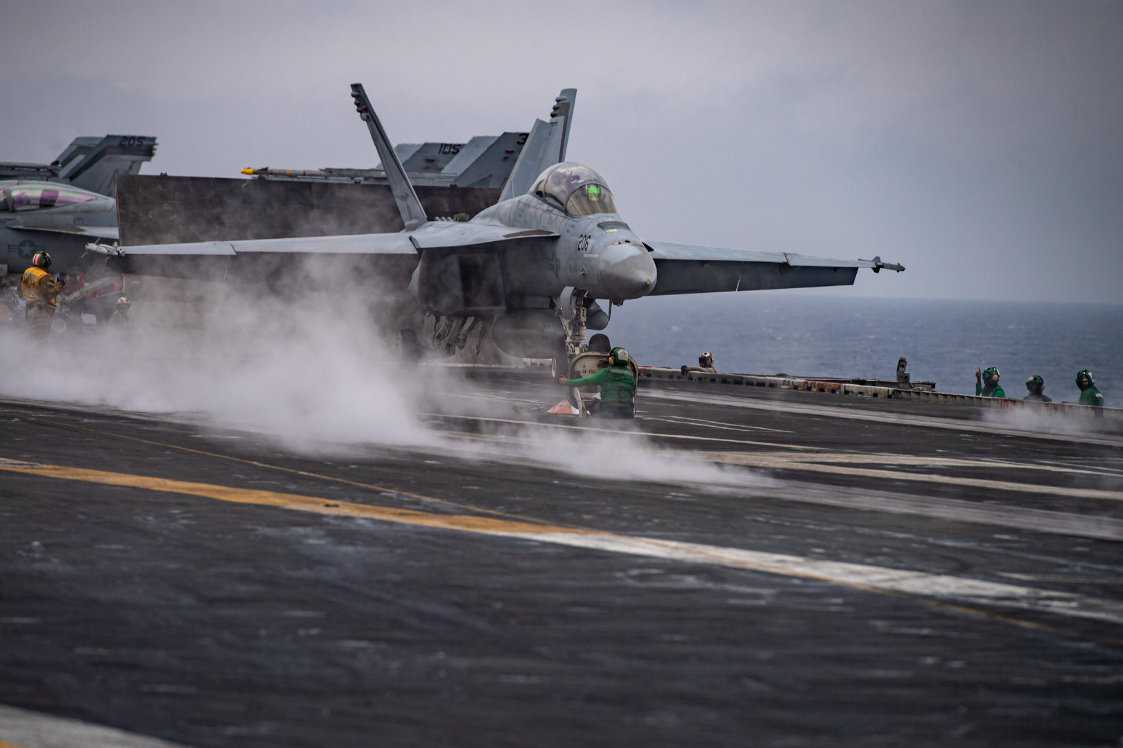 一架F/A-18E超级大黄蜂从尼米兹号航空母舰(CVN 68)起飞
