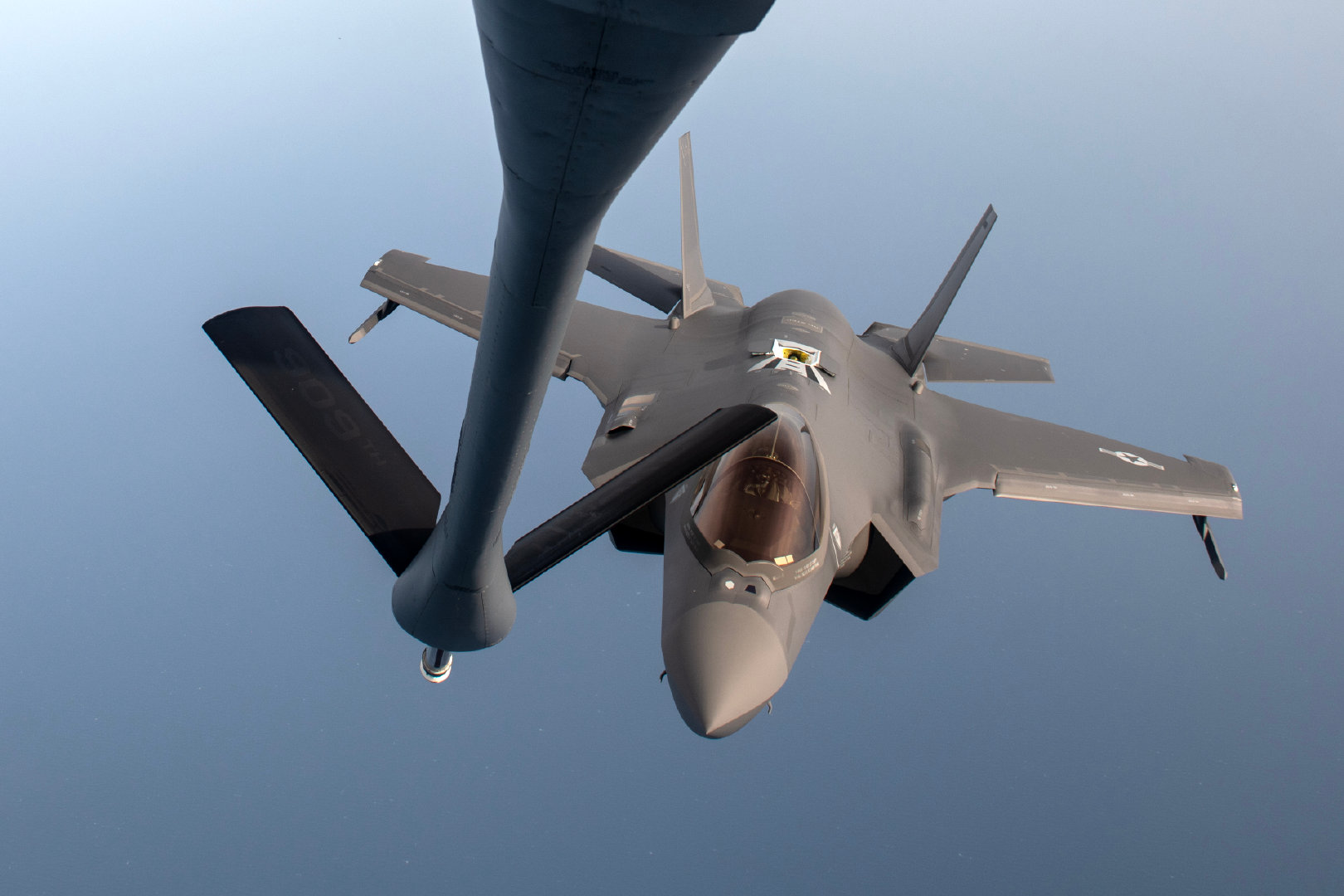 F-35A闪电II从第909空中加油中队KC-135同温层加油机接收燃料__财经头条