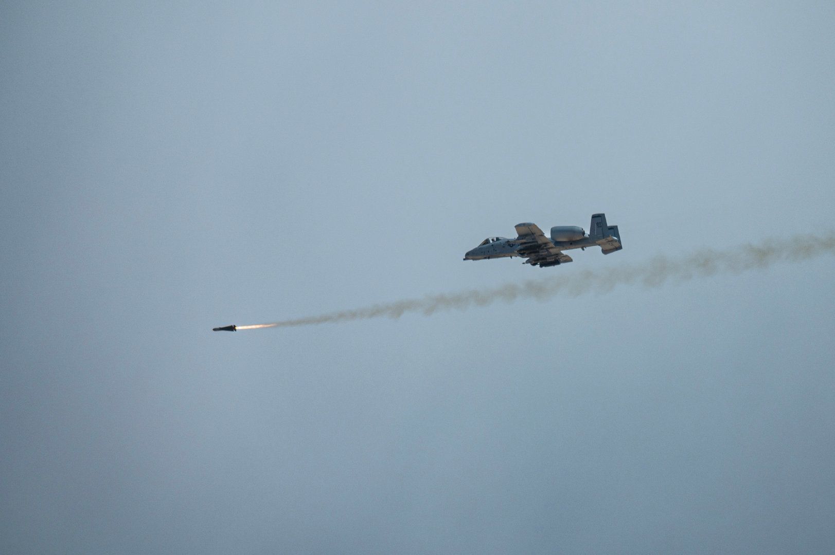 A-10雷电II在内华达州测试和训练靶场发射AGM-65D Maverick导弹__财经头条