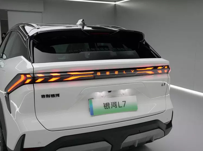 实力还是玩“活”，吉利L7发布定价20万级 选它还是宋PLUS？-新浪汽车