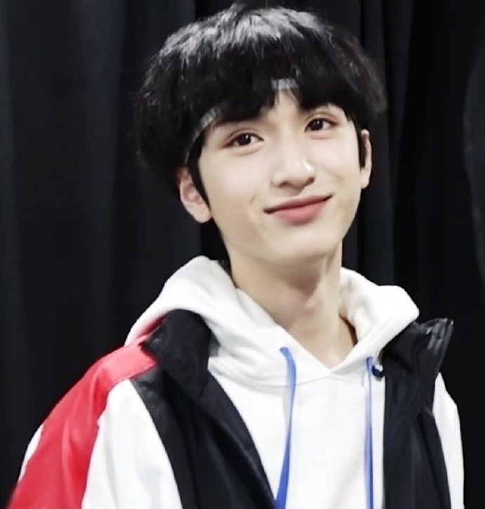 周一的早上适合看帅哥 来看严浩翔发带合集！