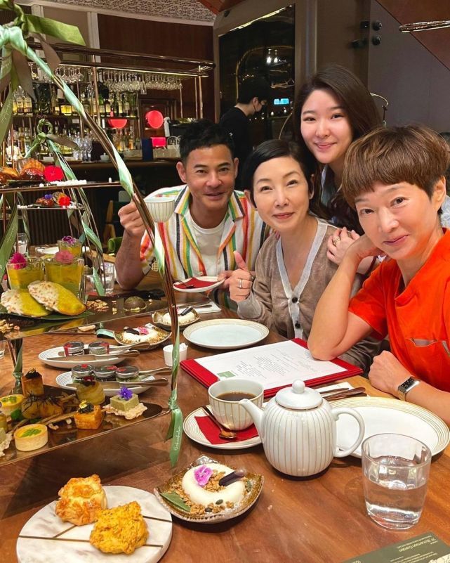 有望回巢拍剧？许绍雄为爱女在香港开甜品分店 众多圈中好友撑场面