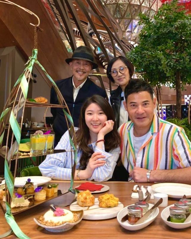 许绍雄生日与家人开心庆祝拍全家福 未来女婿跟随他们一家返港