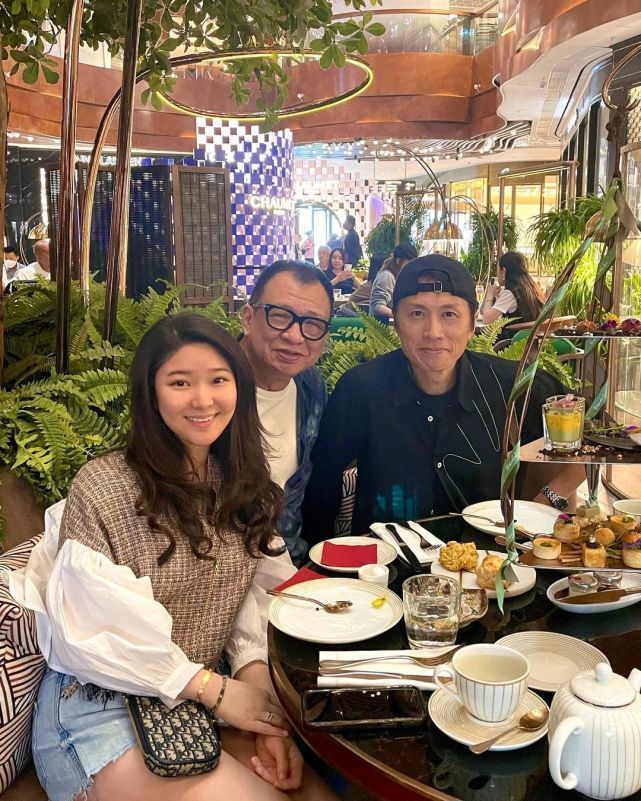 许绍雄生日与家人开心庆祝拍全家福 未来女婿跟随他们一家返港