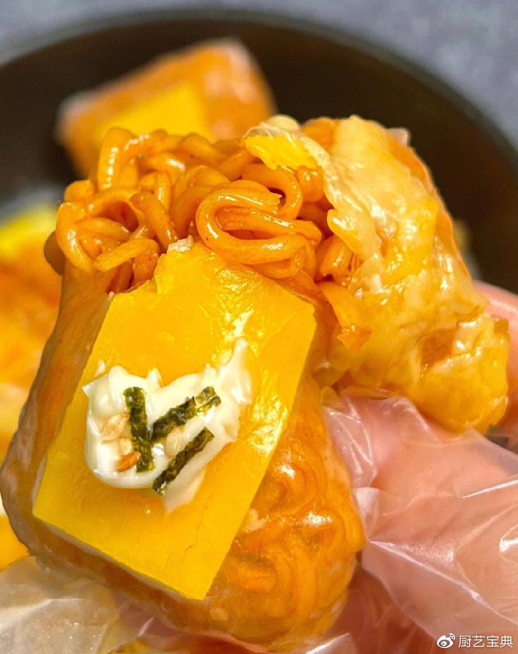 芝士火鸡面，浓香的芝士中和了火鸡面的辣，一口下去太过瘾了