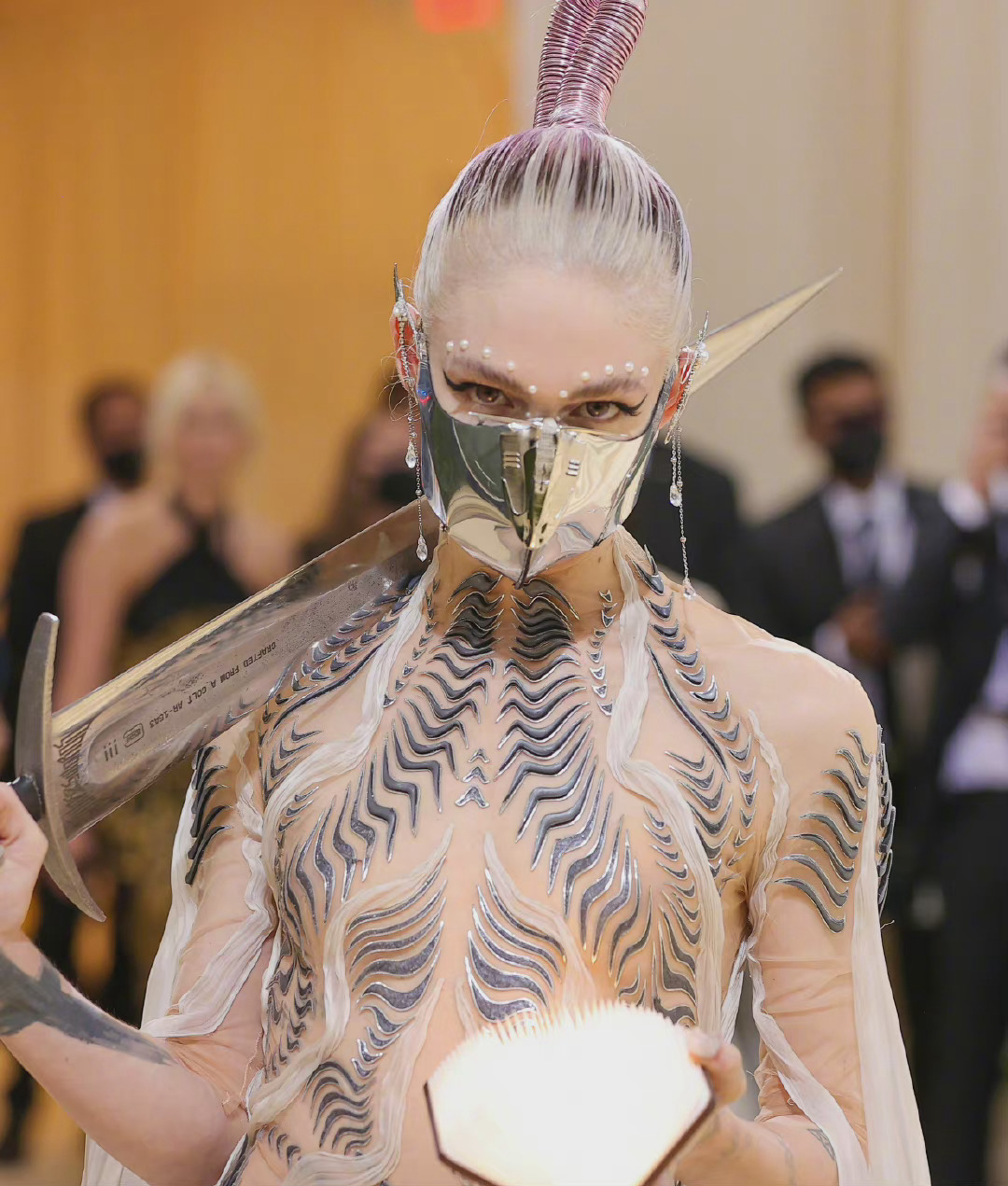 歌手Grimes 的造型太飒了！__财经头条