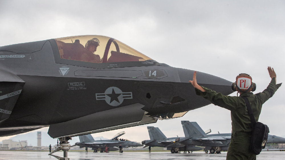 飞机军械技术人员将LUU-2飞机降落伞照明弹安装在F/ a - 18c挂架上|降落伞|照明弹|军械_新浪新闻