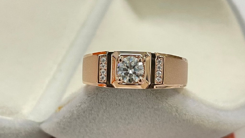 客订18K玫瑰金镶50分莫桑钻男戒|莫桑|男戒|玫瑰金_新浪新闻