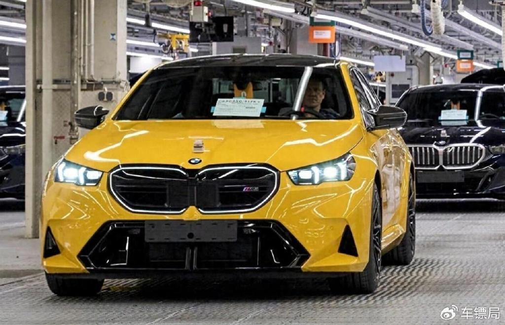 这才是宝马5系“完整体”！全新宝马M5下线，搭4.4T V8插混系统-新浪汽车