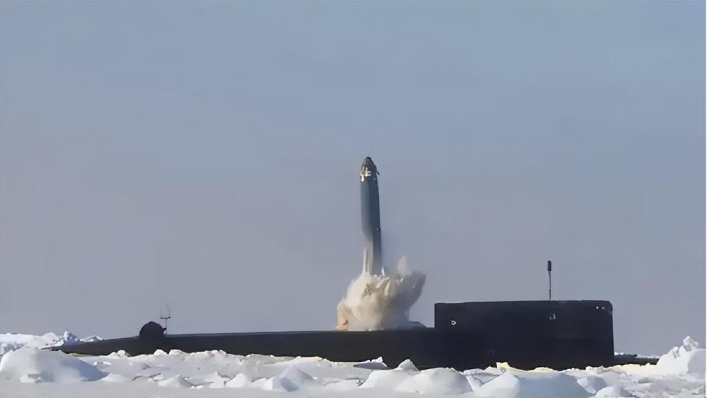 普京亲自指挥：俄展示三位一体核力量，陆基、海基、空基齐射导弹__财经头条