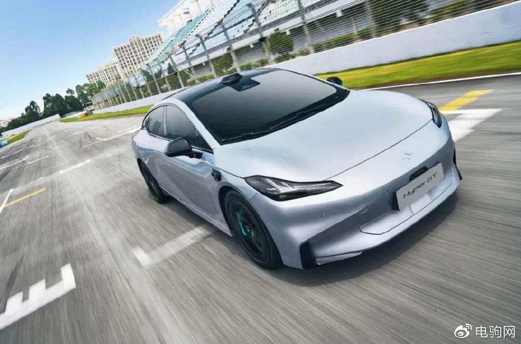 杠上特斯拉！试驾昊铂Hyper GT：能干翻Model 3吗？-新浪汽车