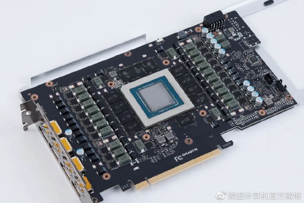 白衣之下，强者之“芯”——技嘉GeForce RTX 4090 AERO OC 24G雪鹰