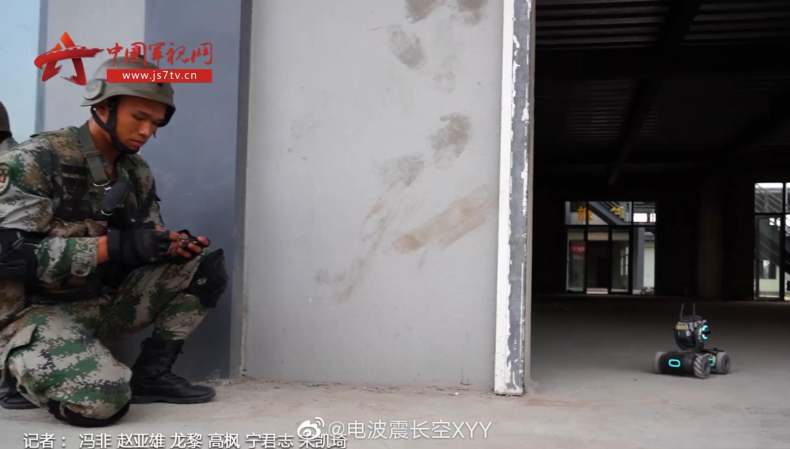 部队巷战训练中使用大疆机甲大师 S1可编程教育机器人充当地面侦察