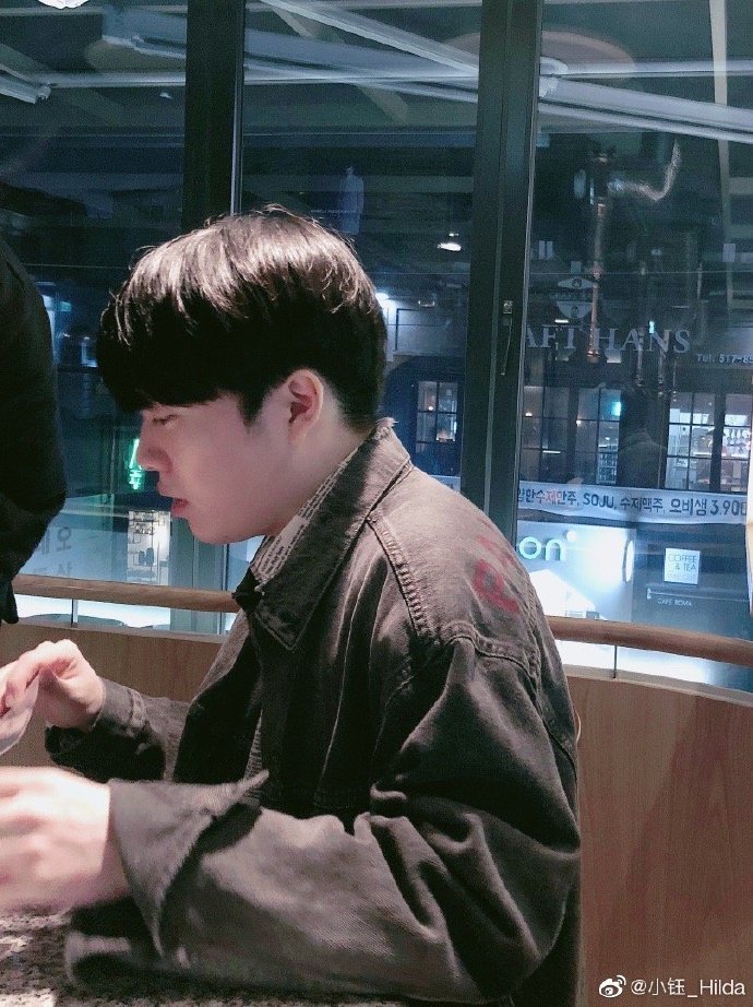 今天是IG中单Rookie的生日Rookie女友小钰在微博上晒出两人的甜蜜合