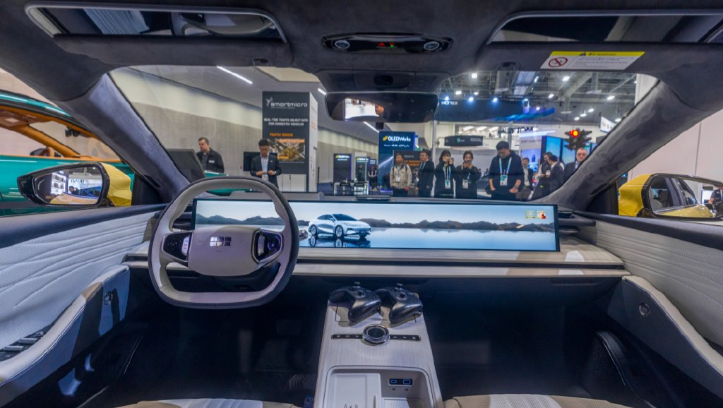 直击CES 2024：吉利银河E8无界智慧霸屏才是真“大屏”-新浪汽车