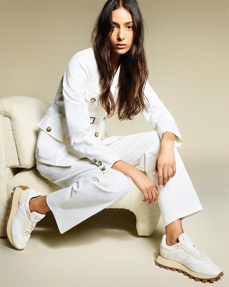 Tods 2023 早春广告大片，Anna Ewers 出镜演绎……__财经头条