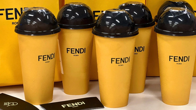 “高攀”的喜茶和“下嫁”的FENDI|喜茶|周边|茶饮_新浪新闻
