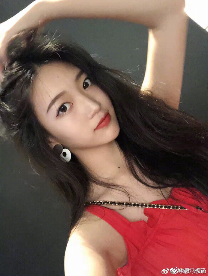 她叫蔡梦溪，就读于北京工业大学，身高166cm，爱好跳舞