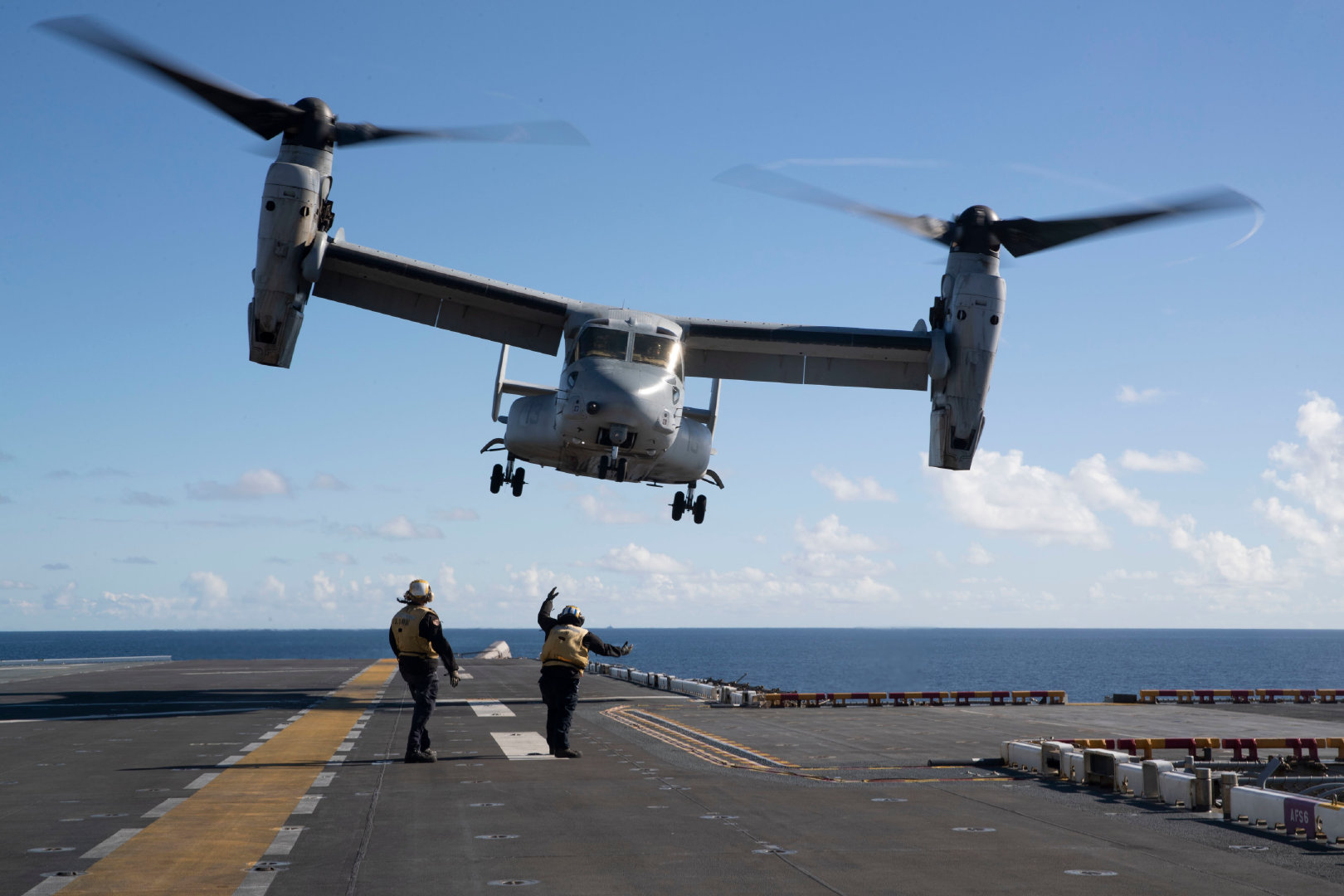 AH-1Z毒蛇直升机降落在的黎波里号两栖攻击舰（LHA 7）