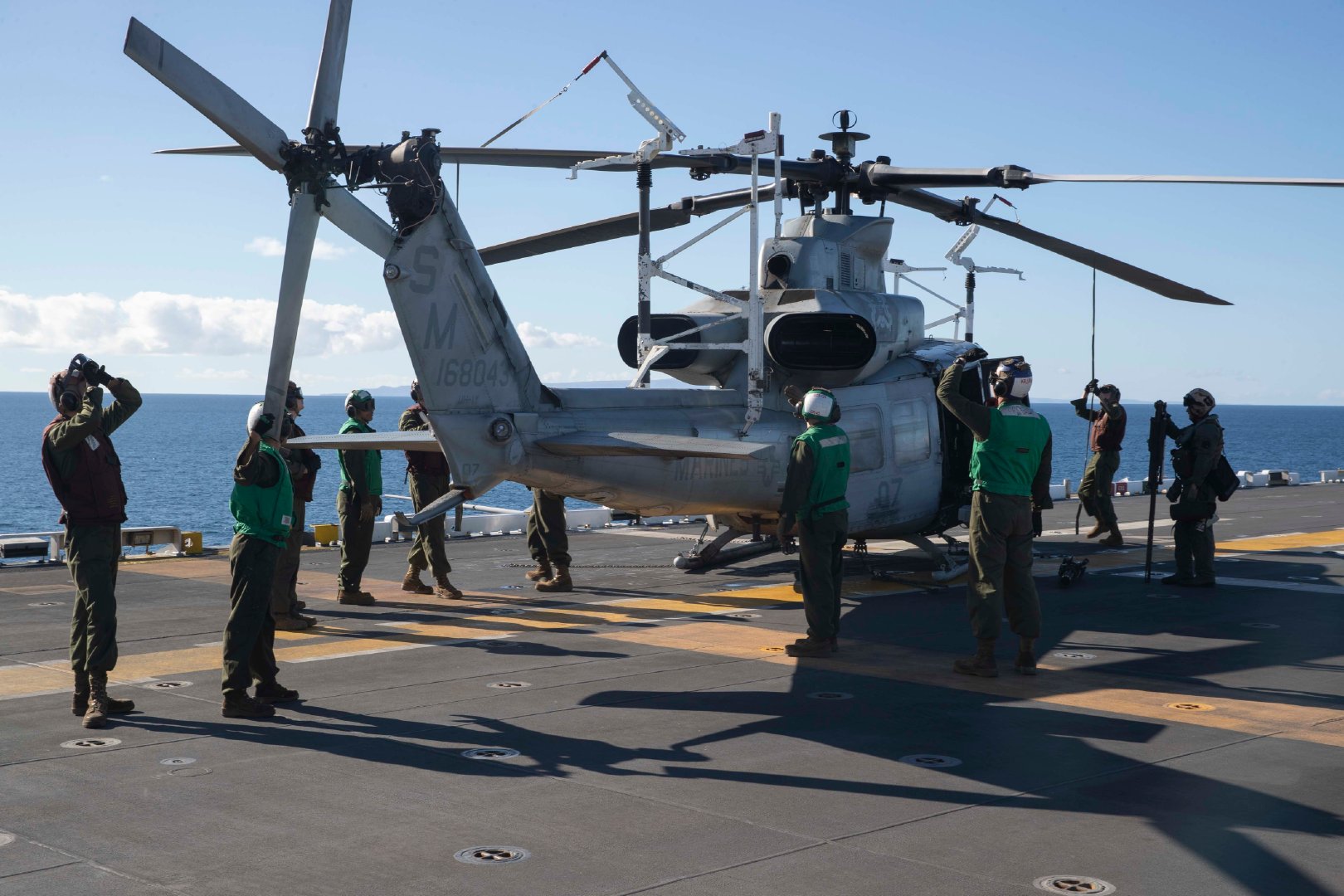 AH-1Z毒蛇直升机降落在的黎波里号两栖攻击舰（LHA 7）