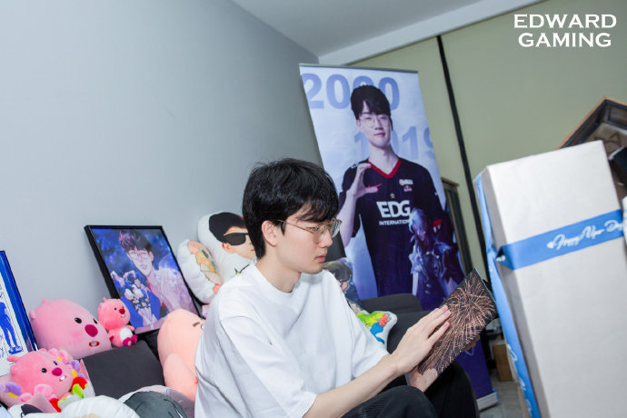 EDG分享Viper朴到贤生日返图！__财经头条