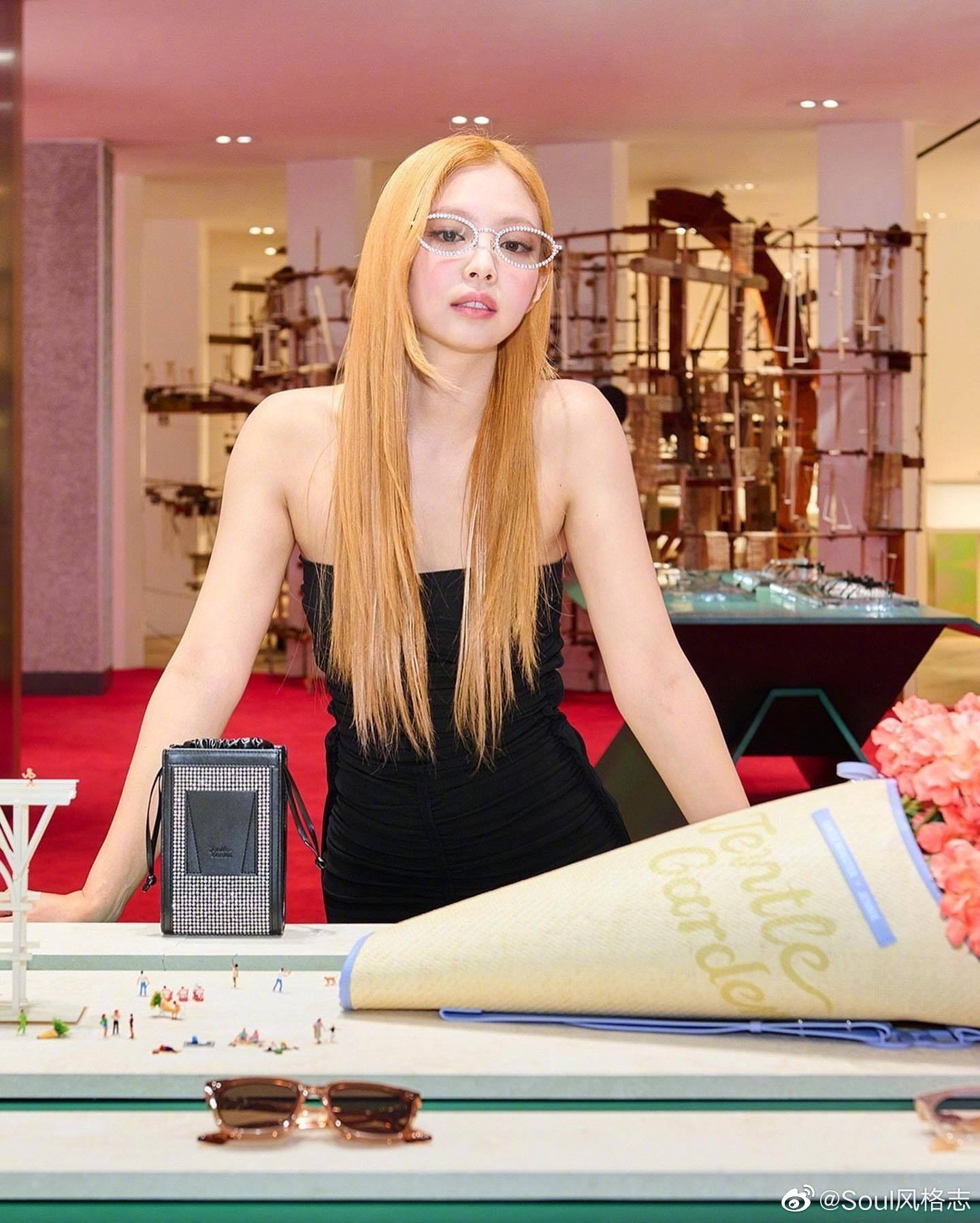 Jennie 昨日出席GM LA快闪店活动造型 黑色抹胸裙搭配亮眼橘发……__财经头条