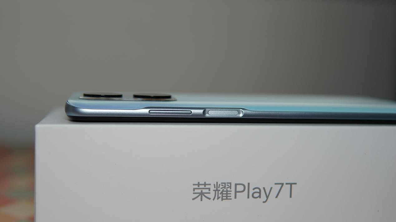 钛空银渐成经典，荣耀Play7T演绎最美千元机__财经头条