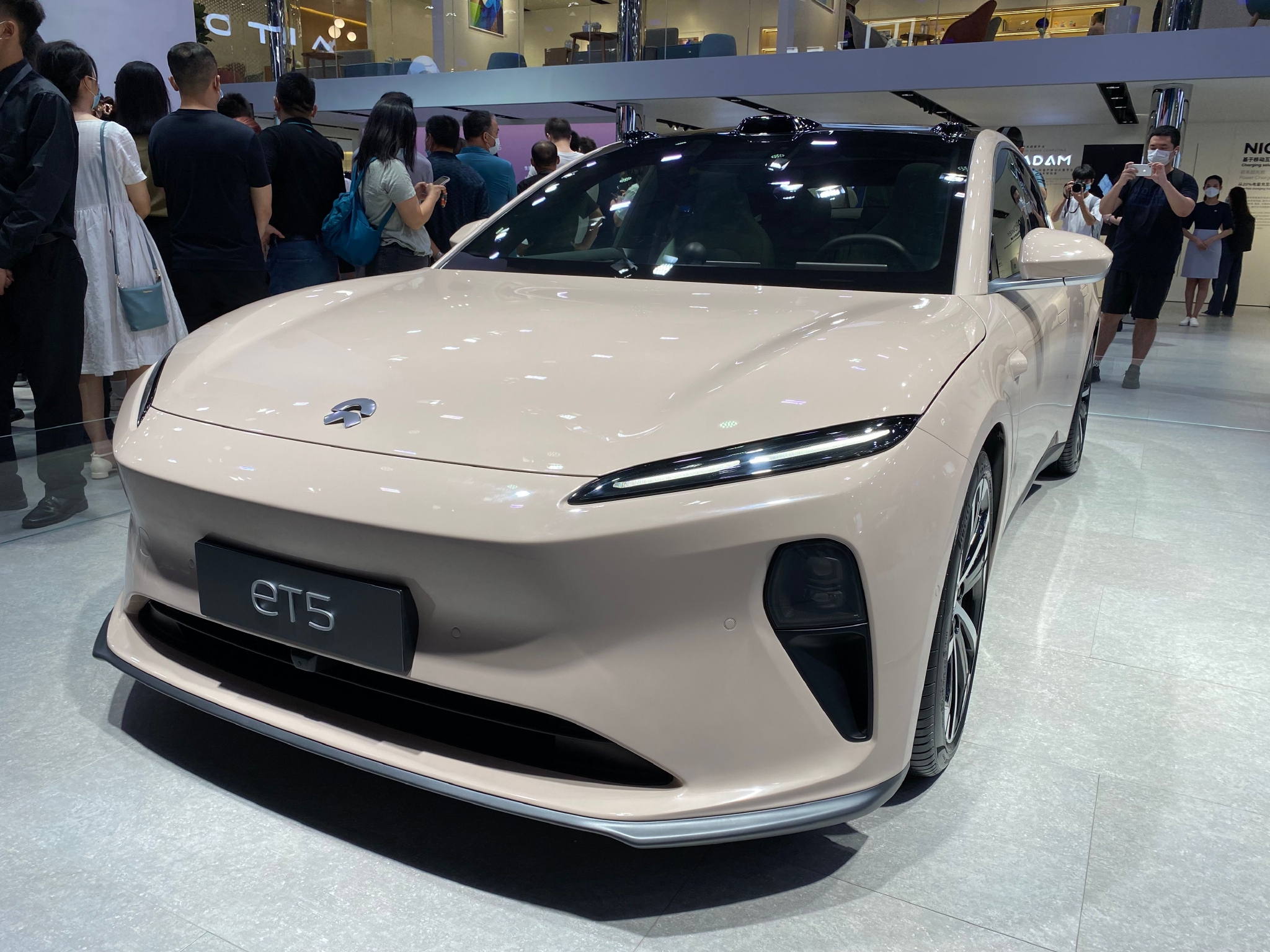 ET5镜空粉，是不是小姐姐们都会喜欢 ，这个颜色是加价10000……