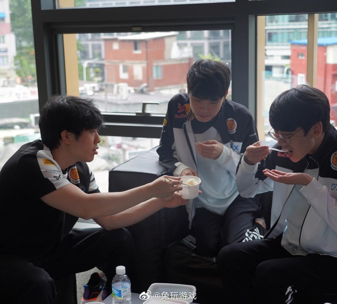 被cvMax和Doran纷纷投喂的Chovy从GRF时期就合作的老友一组很温暖的