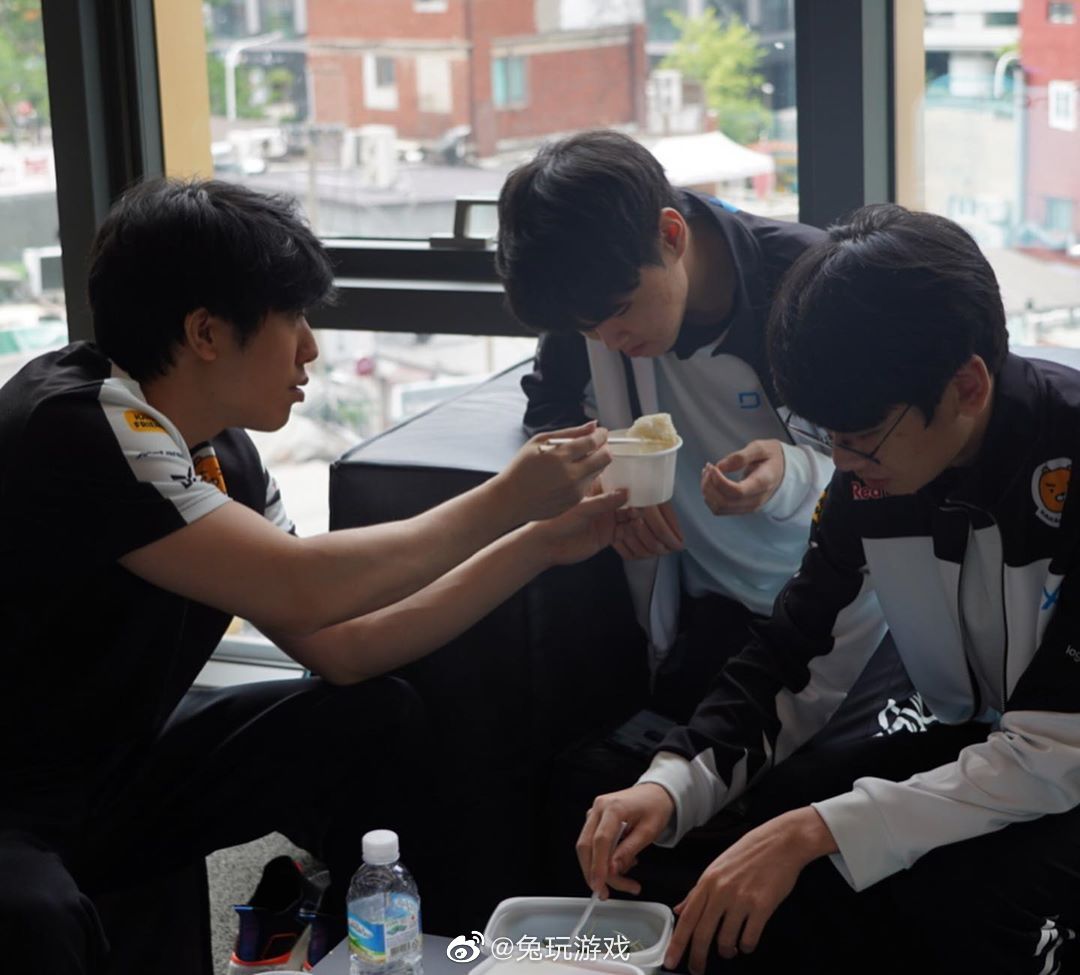 被cvMax和Doran纷纷投喂的Chovy从GRF时期就合作的老友一组很温暖的