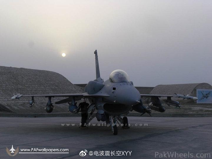 巴基斯坦空军F-16C block 52携带GBU-10型2000磅激光制导炸弹和JDAM卫