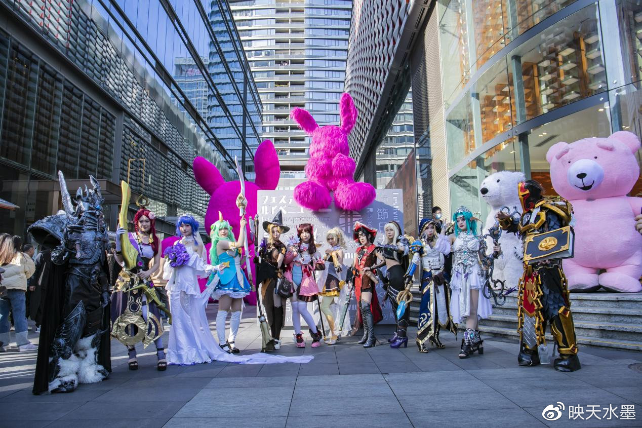 节日大道上惊现动漫Cosplay，“潮玩闹春·乐游接福”活动，火了1月20