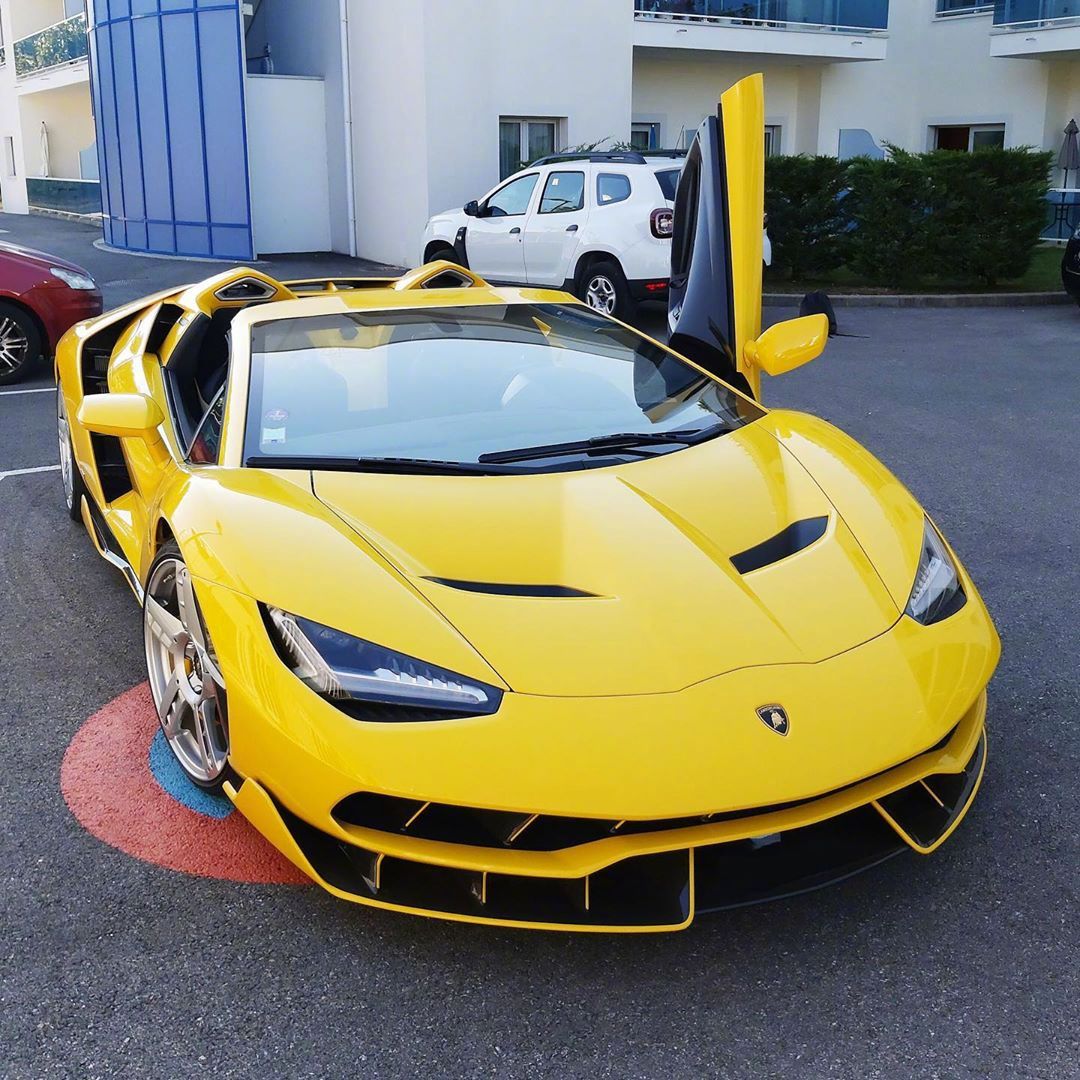 黄色兰博基尼Lamborghini Centenario LP770-4 Roadster