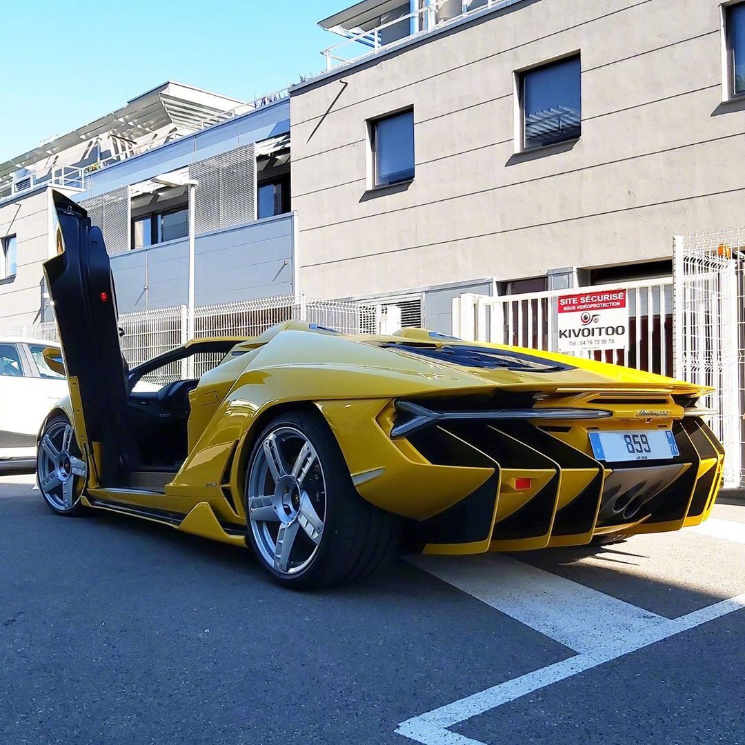 黄色兰博基尼Lamborghini Centenario LP770-4 Roadster
