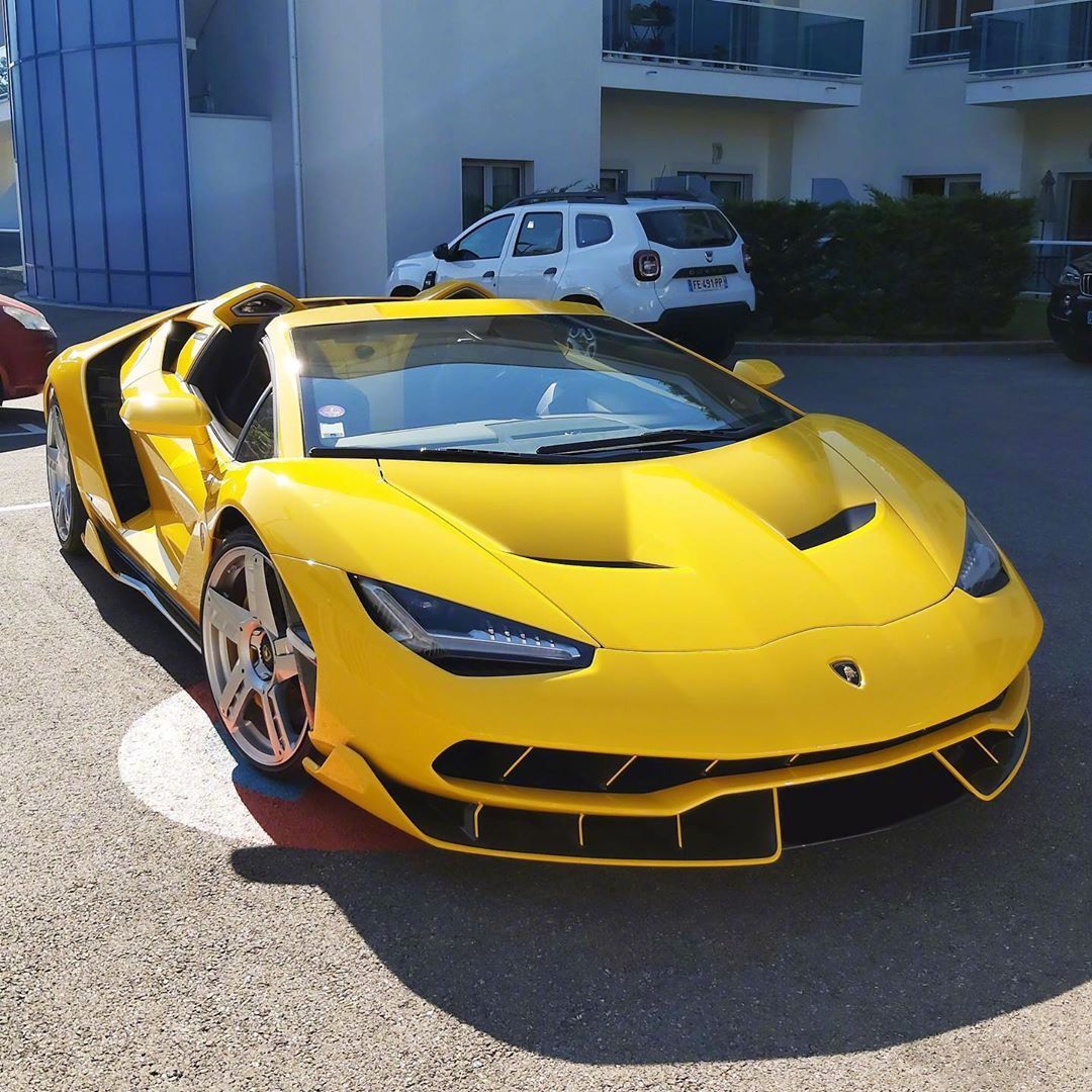 黄色兰博基尼Lamborghini Centenario LP770-4 Roadster