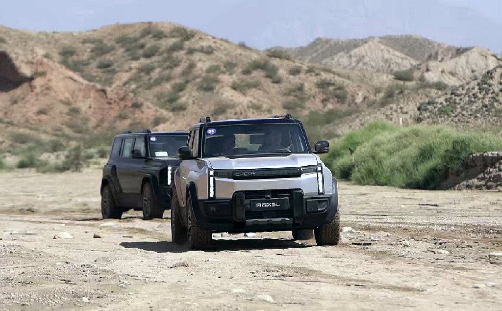 测试官丨抢先试驾风云X3L，不带大梁闯戈壁，它行吗？-新浪汽车